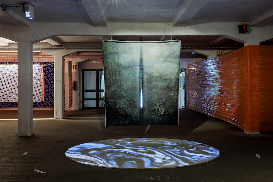 Een zwarte drug – over hoe aardolie dwars door ons heen gaat - Mister ...