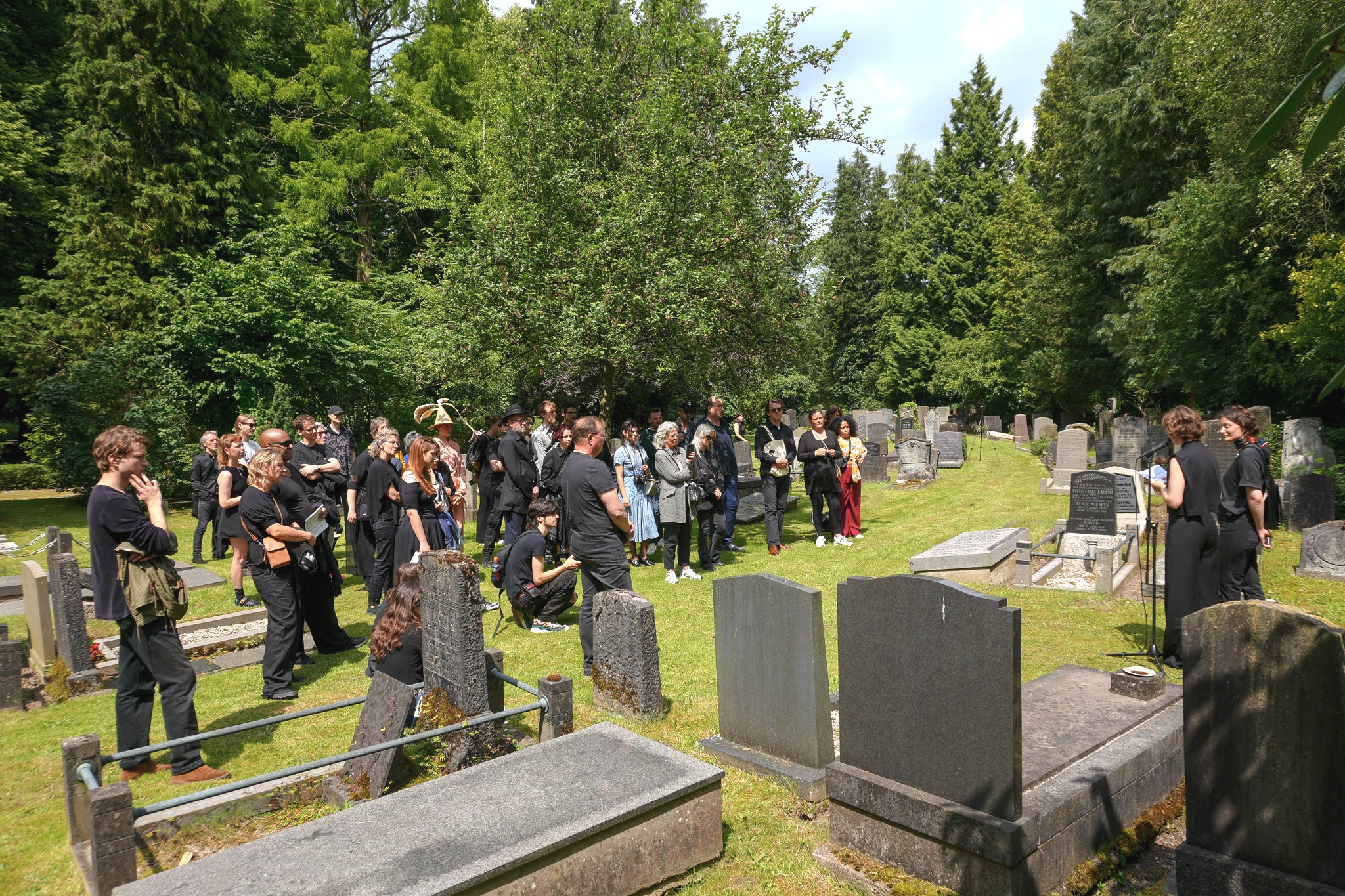 De Aarde is niet genoeg – over het fluïde karakter van rouw - Mister Motley